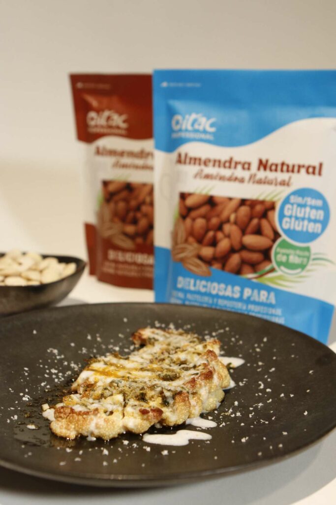 Coliflor rustida al chimichurri con salsa de almendras